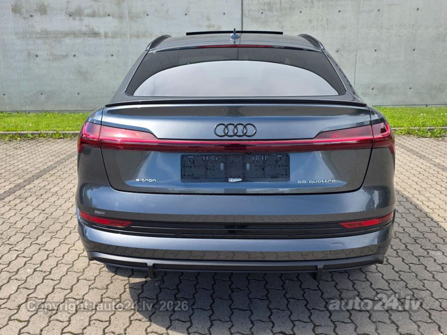 Pelēks Audi E-Tron 2020 Viljandi, ar dzinēja tilpumu 0.00 L un nobraukumu 78 tūkst. km par 34999 €, foto 5 vietnē AUTOMOTO.COM.LV