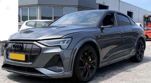 Pelēks Audi E-Tron 2020 Kauņa, ar dzinēja tilpumu 0.00 L un nobraukumu 70 tūkst. km par 22700 €, foto 1 vietnē AUTOMOTO.COM.LV