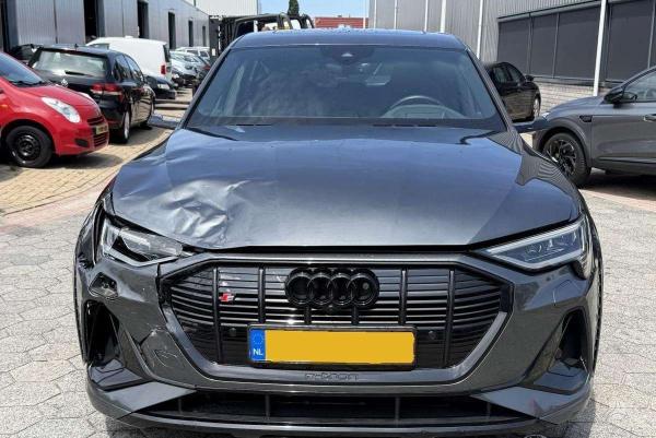 Pelēks Audi E-Tron 2020 Kauņa, ar dzinēja tilpumu 0.00 L un nobraukumu 70 tūkst. km par 22700 €, foto 2 vietnē AUTOMOTO.COM.LV