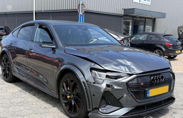 Pelēks Audi E-Tron 2020 Kauņa, ar dzinēja tilpumu 0.00 L un nobraukumu 70 tūkst. km par 22700 €, foto 3 vietnē AUTOMOTO.COM.LV