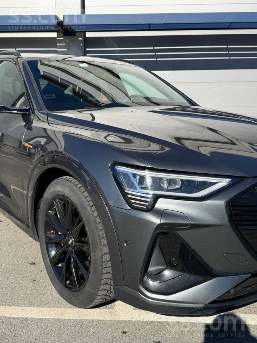 Grey Audi E-Tron 2020 in Riga, with an engine capacity of 0.00 L and mileage of 88 thousand km for 35500 €, photo 8 on AUTOMOTO.COM.LV
