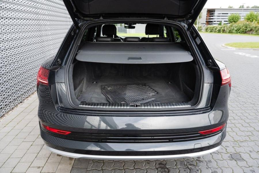 Grey Audi E-Tron 2020 in Marupe, with an engine capacity of 0.00 L and mileage of 76 thousand km for 34650 €, photo 36 on AUTOMOTO.COM.LV