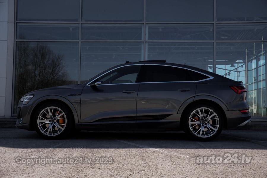 Grey Audi E-Tron 2021 in Tallinn, with an engine capacity of 0.00 L and mileage of 170 thousand km for 24500 €, photo 5 on AUTOMOTO.COM.LV