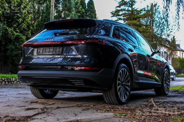 Grey Audi E-Tron 2021 in Jelgava, with an engine capacity of 0.00 L and mileage of 166 thousand km for 23500 €, photo 3 on AUTOMOTO.COM.LV