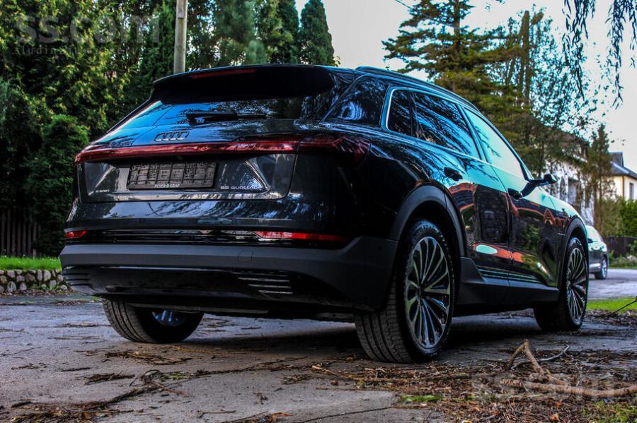 Grey Audi E-Tron 2021 in Jelgava, with an engine capacity of 0.00 L and mileage of 166 thousand km for 23500 €, photo 4 on AUTOMOTO.COM.LV