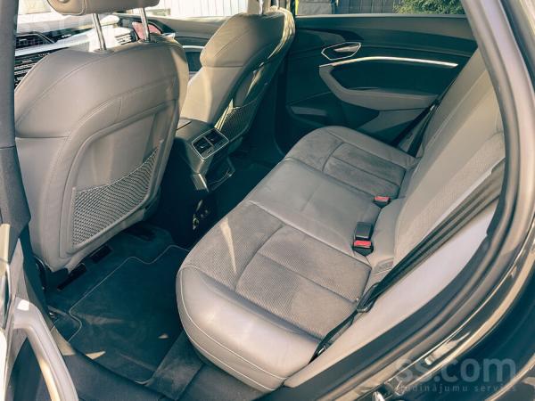 Grey Audi E-Tron 2021 in Jelgava, with an engine capacity of 0.00 L and mileage of 166 thousand km for 23500 €, photo 4 on AUTOMOTO.COM.LV