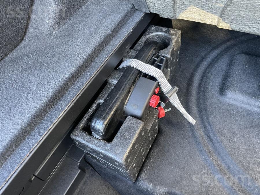 Grey Audi E-Tron 2021 in Jelgava, with an engine capacity of 0.00 L and mileage of 166 thousand km for 23500 €, photo 23 on AUTOMOTO.COM.LV
