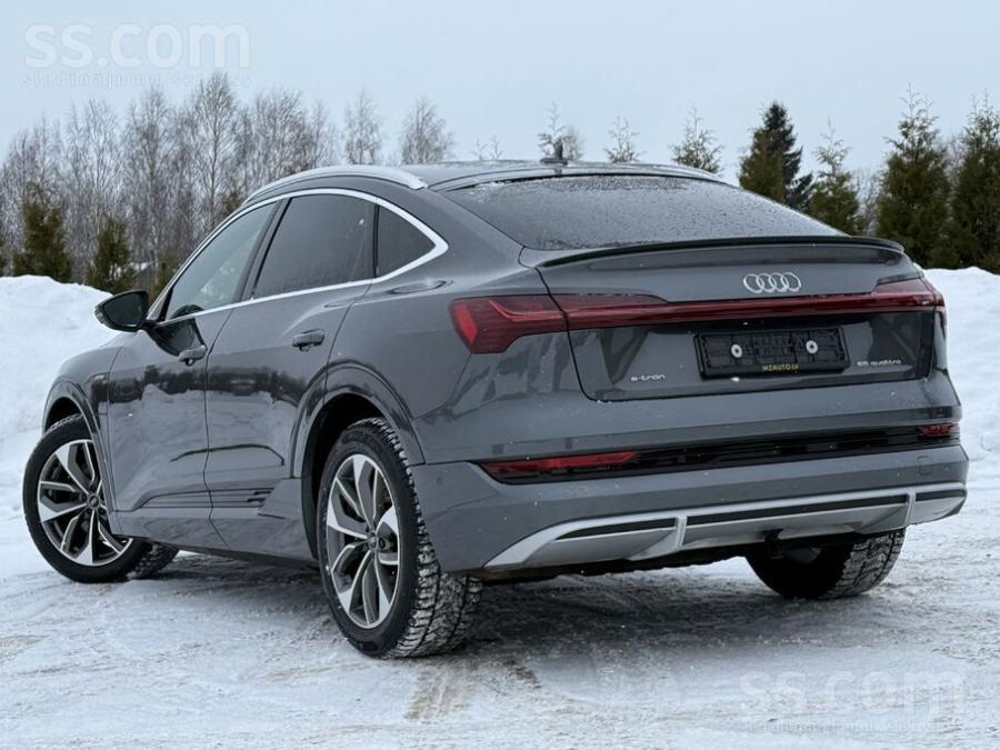 Pelēks Audi E-Tron 2021 Tukums, ar dzinēja tilpumu 0.00 L un nobraukumu 160 tūkst. km par 25990 €, foto 4 vietnē AUTOMOTO.COM.LV