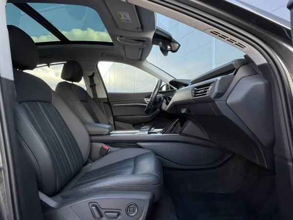 Pelēks Audi E-Tron 2021 Rīga, ar dzinēja tilpumu 0.00 L un nobraukumu 141 tūkst. km par 27990 €, foto 6 vietnē AUTOMOTO.COM.LV