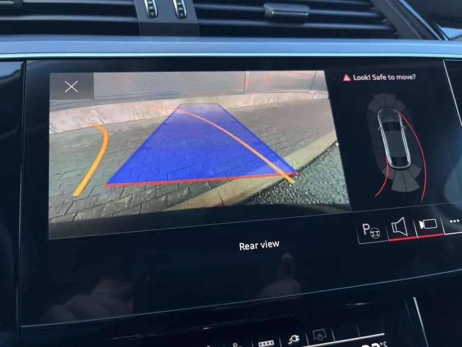 Pelēks Audi E-Tron 2021 Rīga, ar dzinēja tilpumu 0.00 L un nobraukumu 141 tūkst. km par 27990 €, foto 10 vietnē AUTOMOTO.COM.LV
