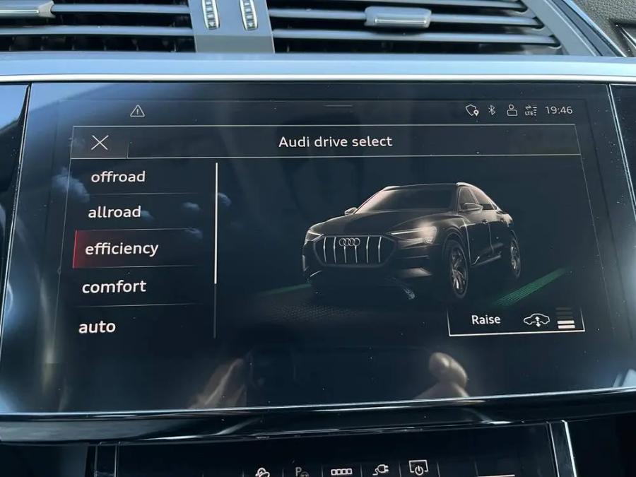 Pelēks Audi E-Tron 2021 Rīga, ar dzinēja tilpumu 0.00 L un nobraukumu 141 tūkst. km par 27990 €, foto 13 vietnē AUTOMOTO.COM.LV