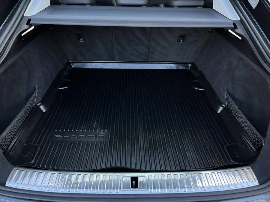 Pelēks Audi E-Tron 2021 Rīga, ar dzinēja tilpumu 0.00 L un nobraukumu 141 tūkst. km par 27990 €, foto 17 vietnē AUTOMOTO.COM.LV