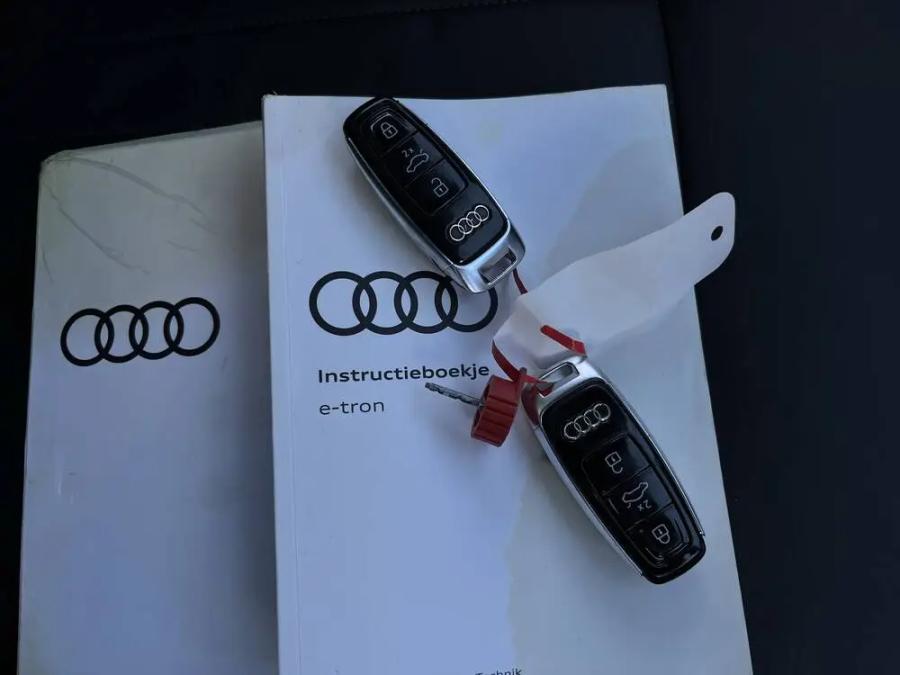Pelēks Audi E-Tron 2021 Rīga, ar dzinēja tilpumu 0.00 L un nobraukumu 141 tūkst. km par 27990 €, foto 24 vietnē AUTOMOTO.COM.LV