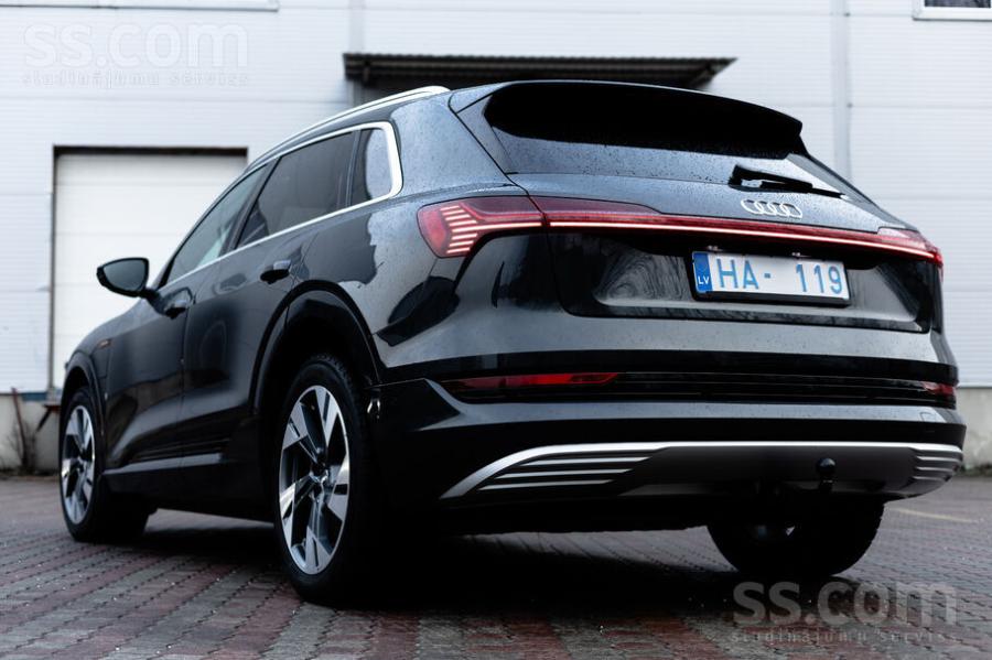 Grey Audi E-Tron 2021 in Riga, with an engine capacity of 0.00 L and mileage of 100 thousand km for 27000 €, photo 7 on AUTOMOTO.COM.LV