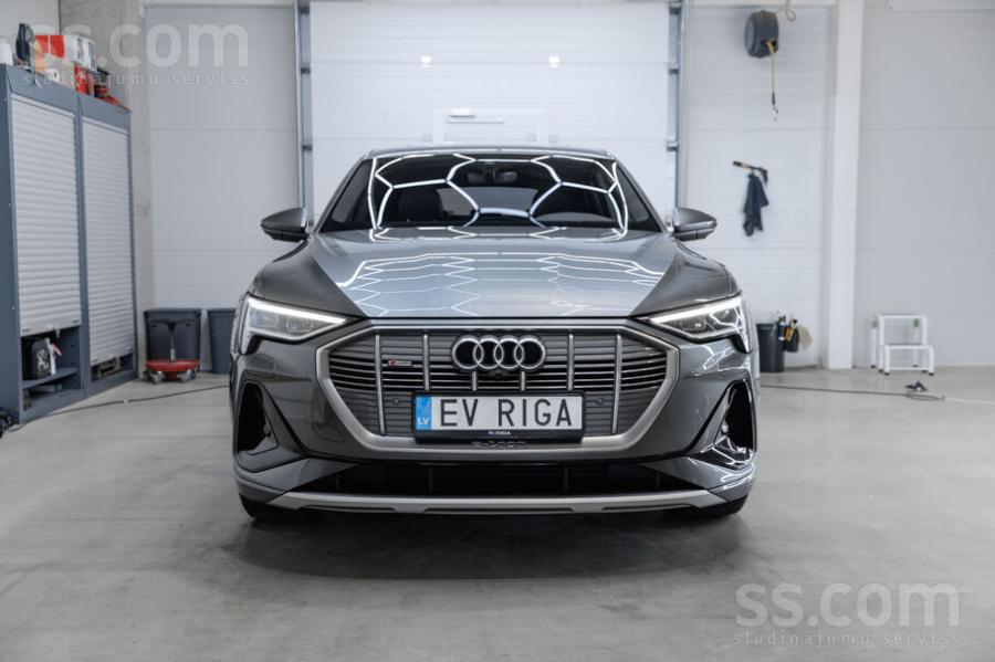 Grey Audi E-Tron 2021 in Riga, with an engine capacity of 0.00 L and mileage of 90 thousand km for 27900 €, photo 3 on AUTOMOTO.COM.LV