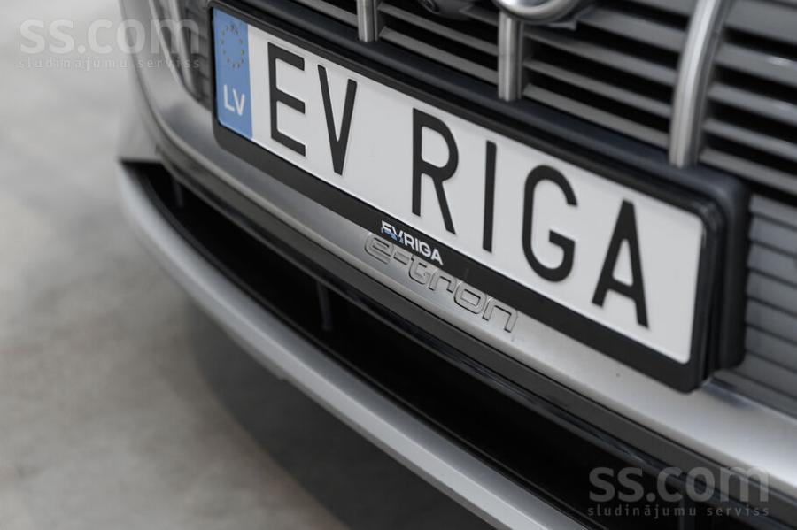 Grey Audi E-Tron 2021 in Riga, with an engine capacity of 0.00 L and mileage of 90 thousand km for 27900 €, photo 6 on AUTOMOTO.COM.LV
