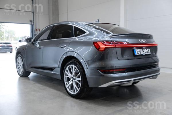 Pelēks Audi E-Tron 2021 Rīga, ar dzinēja tilpumu 0.00 L un nobraukumu 90 tūkst. km par 27900 €, foto 9 vietnē AUTOMOTO.COM.LV