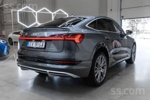 Grey Audi E-Tron 2021 in Riga, with an engine capacity of 0.00 L and mileage of 90 thousand km for 27900 €, photo 12 on AUTOMOTO.COM.LV