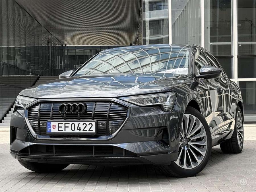Pelēks Audi E-Tron 2021 Viļņa, ar dzinēja tilpumu 0.00 L un nobraukumu 130 tūkst. km par 25790 €, foto 1 vietnē AUTOMOTO.COM.LV