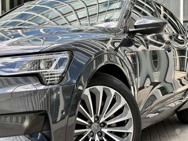 Серый Ауди E-Tron 2021 в Вильнюс, объемом двигателя 0.00 л и пробегом 130 тыс. км за 25790 €, фото 2 на AUTOMOTO.COM.LV