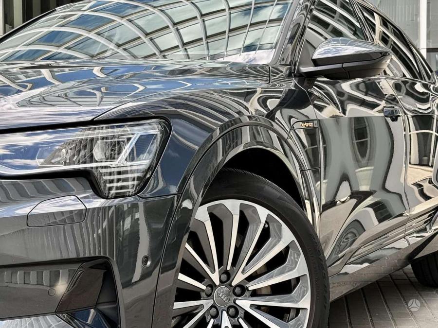 Pelēks Audi E-Tron 2021 Viļņa, ar dzinēja tilpumu 0.00 L un nobraukumu 130 tūkst. km par 25790 €, foto 3 vietnē AUTOMOTO.COM.LV