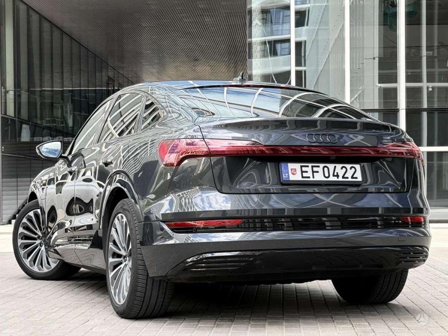 Pelēks Audi E-Tron 2021 Viļņa, ar dzinēja tilpumu 0.00 L un nobraukumu 130 tūkst. km par 25790 €, foto 5 vietnē AUTOMOTO.COM.LV