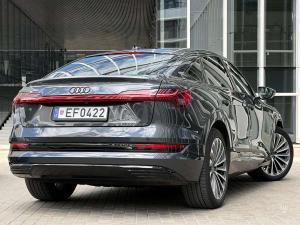 Pelēks Audi E-Tron 2021 Viļņa, ar dzinēja tilpumu 0.00 L un nobraukumu 130 tūkst. km par 25790 €, foto 6 vietnē AUTOMOTO.COM.LV