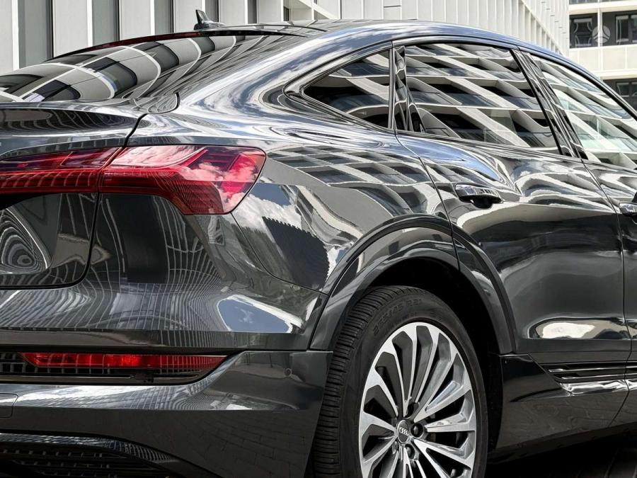 Pelēks Audi E-Tron 2021 Viļņa, ar dzinēja tilpumu 0.00 L un nobraukumu 130 tūkst. km par 25790 €, foto 7 vietnē AUTOMOTO.COM.LV