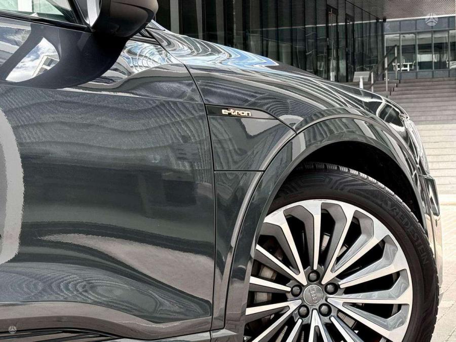 Pelēks Audi E-Tron 2021 Viļņa, ar dzinēja tilpumu 0.00 L un nobraukumu 130 tūkst. km par 25790 €, foto 8 vietnē AUTOMOTO.COM.LV