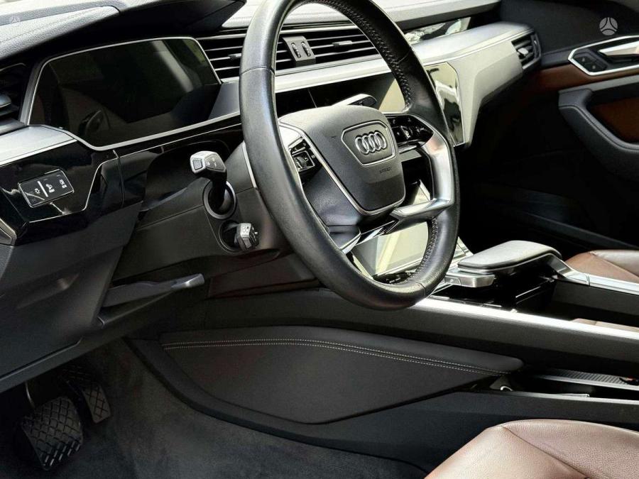 Pelēks Audi E-Tron 2021 Viļņa, ar dzinēja tilpumu 0.00 L un nobraukumu 130 tūkst. km par 25790 €, foto 12 vietnē AUTOMOTO.COM.LV