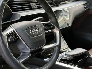 Pelēks Audi E-Tron 2021 Viļņa, ar dzinēja tilpumu 0.00 L un nobraukumu 130 tūkst. km par 25790 €, foto 13 vietnē AUTOMOTO.COM.LV