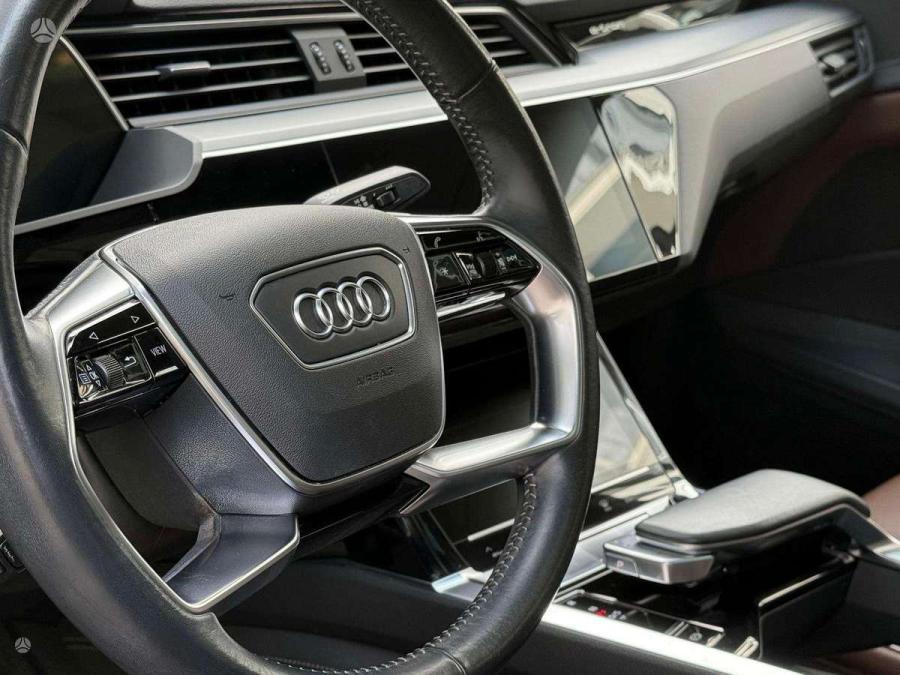 Pelēks Audi E-Tron 2021 Viļņa, ar dzinēja tilpumu 0.00 L un nobraukumu 130 tūkst. km par 25790 €, foto 13 vietnē AUTOMOTO.COM.LV