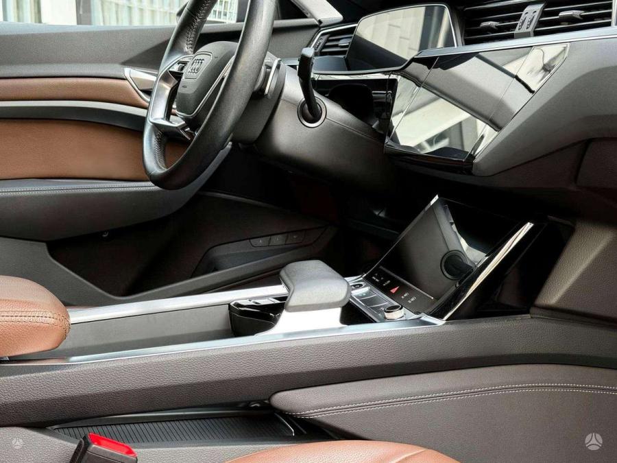 Pelēks Audi E-Tron 2021 Viļņa, ar dzinēja tilpumu 0.00 L un nobraukumu 130 tūkst. km par 25790 €, foto 14 vietnē AUTOMOTO.COM.LV