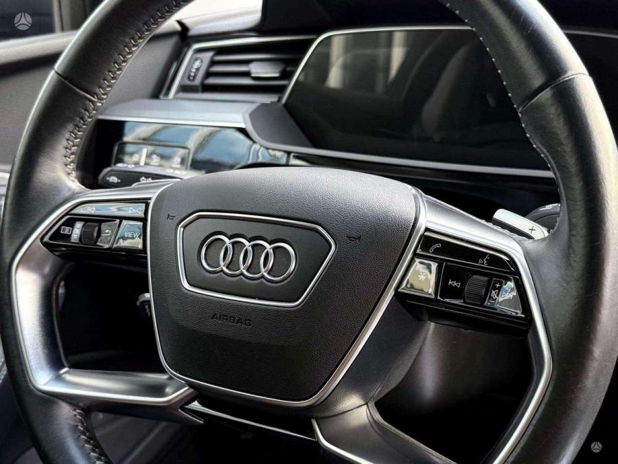 Pelēks Audi E-Tron 2021 Viļņa, ar dzinēja tilpumu 0.00 L un nobraukumu 130 tūkst. km par 25790 €, foto 15 vietnē AUTOMOTO.COM.LV