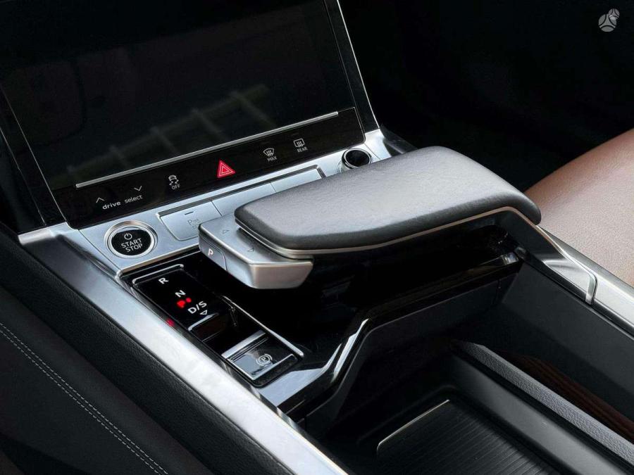 Pelēks Audi E-Tron 2021 Viļņa, ar dzinēja tilpumu 0.00 L un nobraukumu 130 tūkst. km par 25790 €, foto 22 vietnē AUTOMOTO.COM.LV