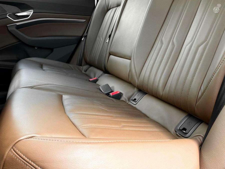 Pelēks Audi E-Tron 2021 Viļņa, ar dzinēja tilpumu 0.00 L un nobraukumu 130 tūkst. km par 25790 €, foto 30 vietnē AUTOMOTO.COM.LV