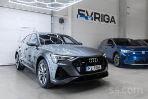 Серый Ауди E-Tron 2021 в Рига, объемом двигателя 0.00 л и пробегом 111 тыс. км за 31990 €, фото  на AUTOMOTO.COM.LV