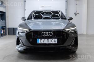 Pelēks Audi E-Tron 2021 Rīga, ar dzinēja tilpumu 0.00 L un nobraukumu 111 tūkst. km par 31990 €, foto 3 vietnē AUTOMOTO.COM.LV