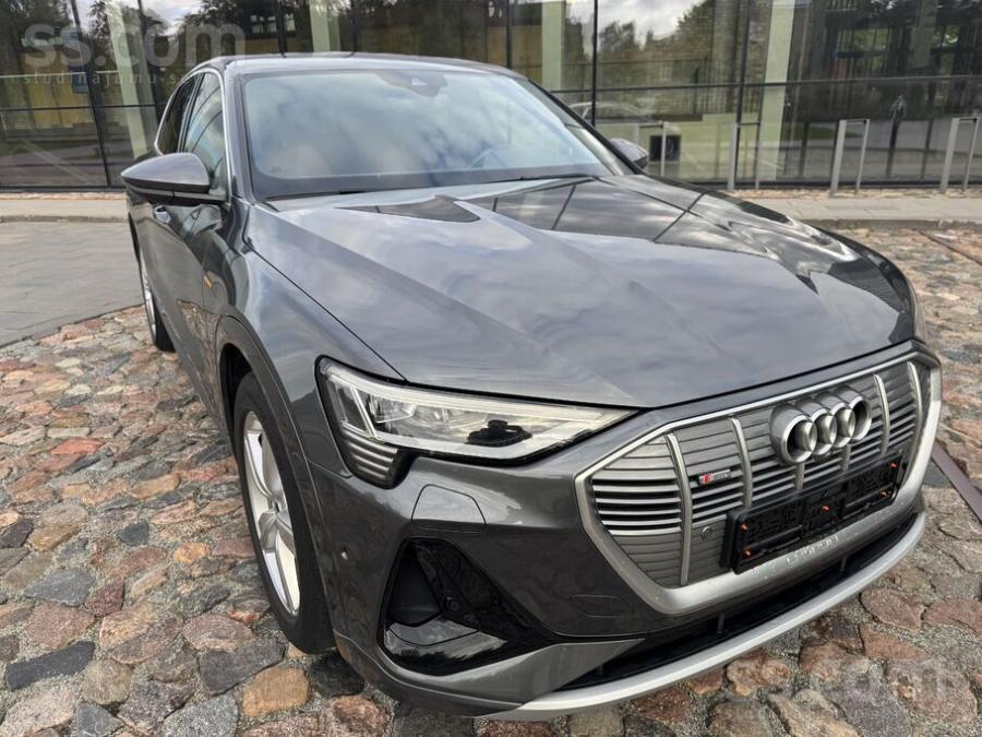 Grey Audi E-Tron 2021 in Riga, with an engine capacity of 0.00 L and mileage of 125 thousand km for 24777 €, photo 3 on AUTOMOTO.COM.LV