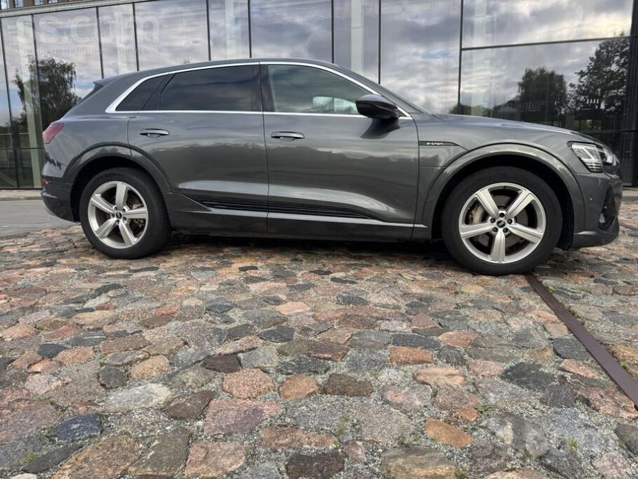 Grey Audi E-Tron 2021 in Riga, with an engine capacity of 0.00 L and mileage of 125 thousand km for 24777 €, photo 4 on AUTOMOTO.COM.LV
