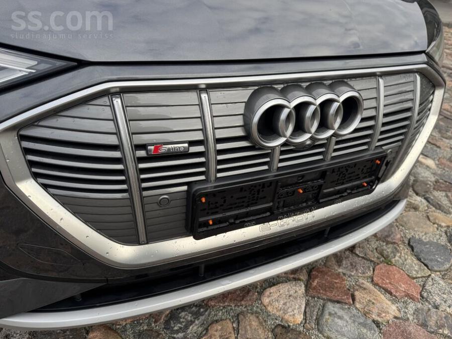 Grey Audi E-Tron 2021 in Riga, with an engine capacity of 0.00 L and mileage of 125 thousand km for 24777 €, photo 6 on AUTOMOTO.COM.LV