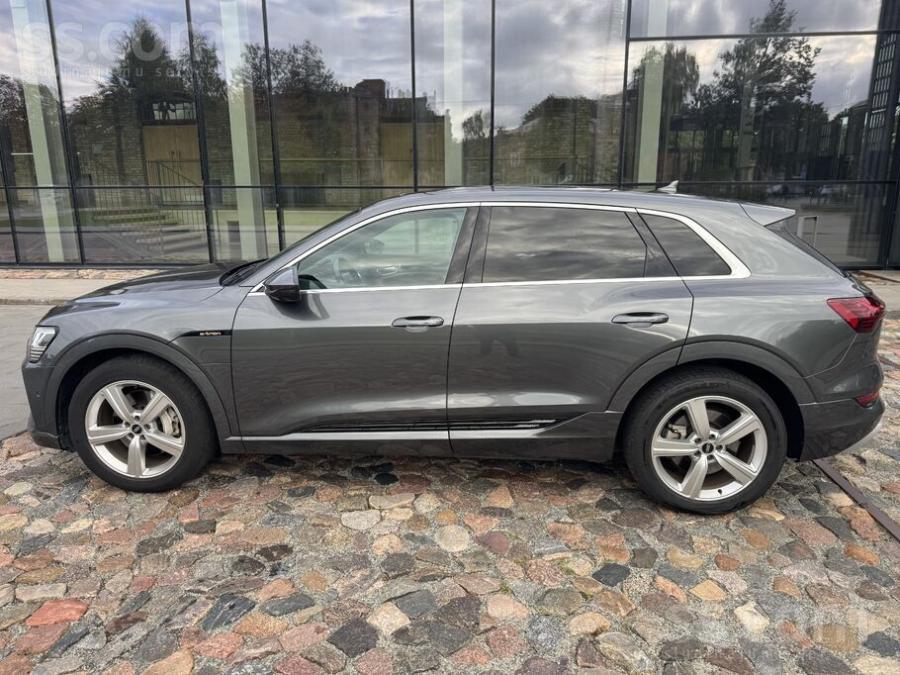 Grey Audi E-Tron 2021 in Riga, with an engine capacity of 0.00 L and mileage of 125 thousand km for 24777 €, photo 8 on AUTOMOTO.COM.LV