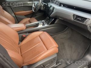 Grey Audi E-Tron 2021 in Riga, with an engine capacity of 0.00 L and mileage of 125 thousand km for 24777 €, photo 34 on AUTOMOTO.COM.LV
