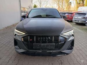 Pelēks Audi E-Tron 2022 Viļņa, ar dzinēja tilpumu 0.00 L un nobraukumu 90 tūkst. km par 42333 €, foto 2 vietnē AUTOMOTO.COM.LV