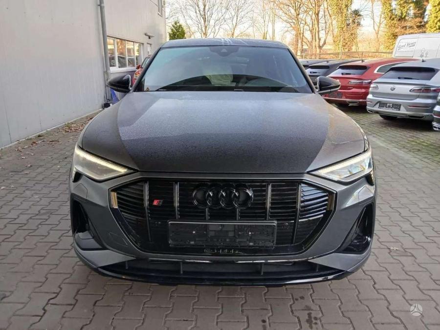 Pelēks Audi E-Tron 2022 Viļņa, ar dzinēja tilpumu 0.00 L un nobraukumu 90 tūkst. km par 42333 €, foto 2 vietnē AUTOMOTO.COM.LV
