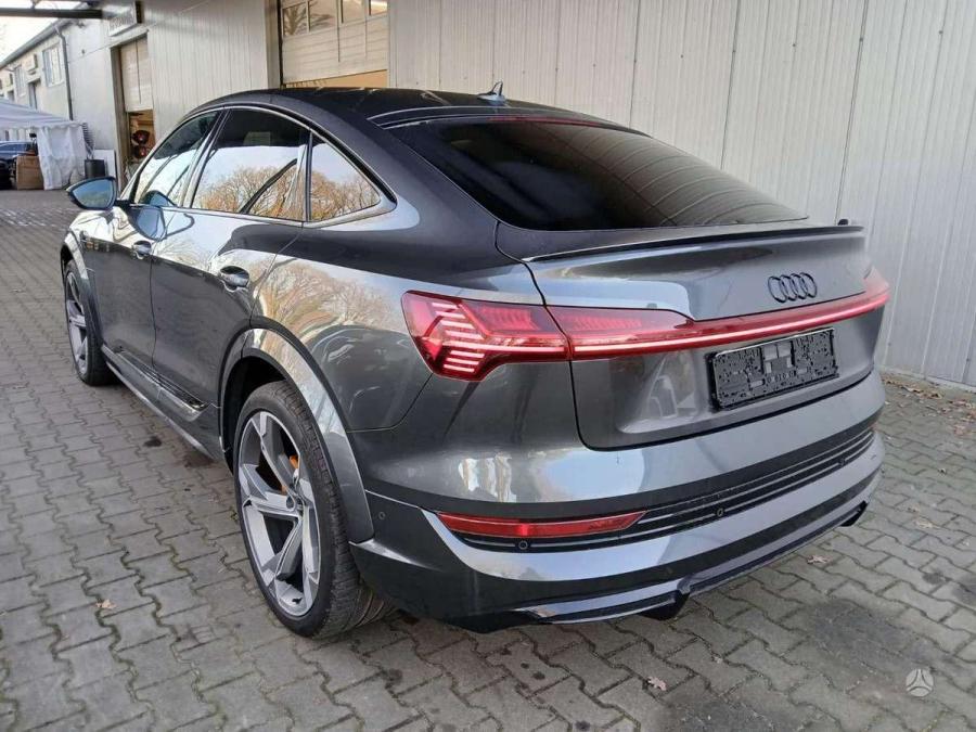 Pelēks Audi E-Tron 2022 Viļņa, ar dzinēja tilpumu 0.00 L un nobraukumu 90 tūkst. km par 42333 €, foto 8 vietnē AUTOMOTO.COM.LV
