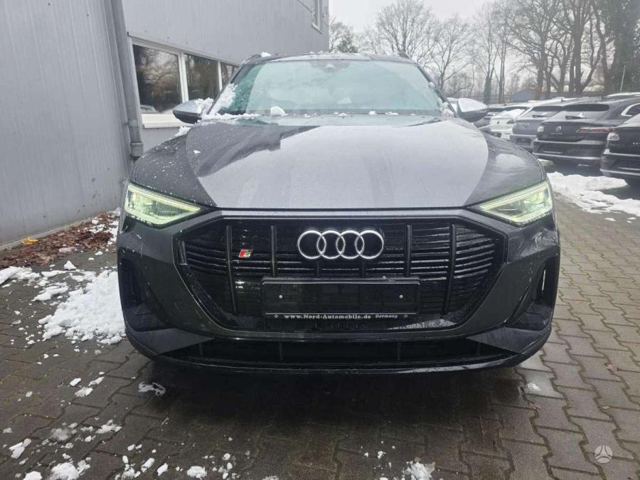 Pelēks Audi E-Tron 2022 Viļņa, ar dzinēja tilpumu 0.00 L un nobraukumu 92 tūkst. km par 41690 €, foto 2 vietnē AUTOMOTO.COM.LV