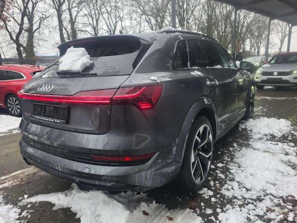 Pelēks Audi E-Tron 2022 Viļņa, ar dzinēja tilpumu 0.00 L un nobraukumu 92 tūkst. km par 41690 €, foto 6 vietnē AUTOMOTO.COM.LV
