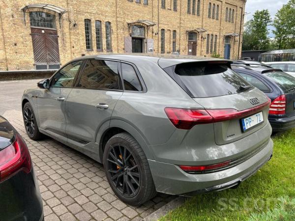 Grey Audi E-Tron 2022 in Riga, with an engine capacity of 0.00 L and mileage of 112 thousand km for 39500 €, photo 3 on AUTOMOTO.COM.LV