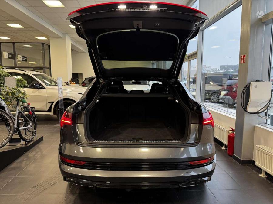 Grey Audi E-Tron 2022 in Vilnius, with an engine capacity of 0.00 L and mileage of 89 thousand km for 42333 €, photo 40 on AUTOMOTO.COM.LV